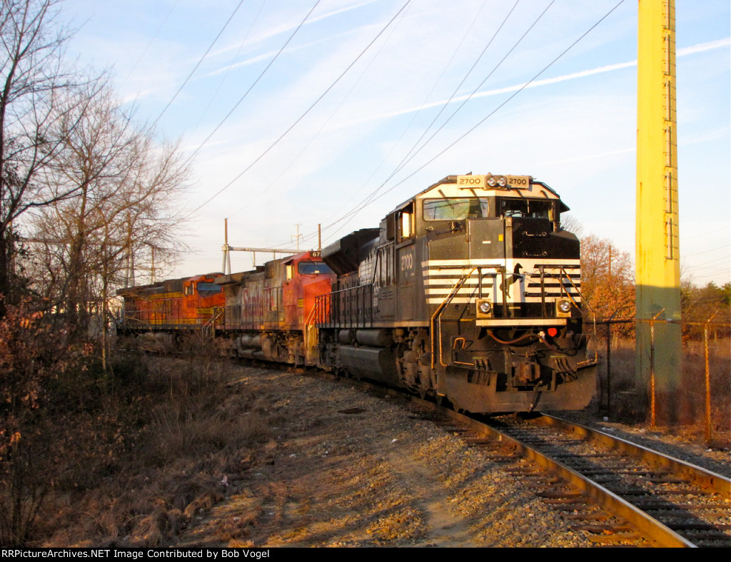 NS 2700; BNSF 673 and 4015